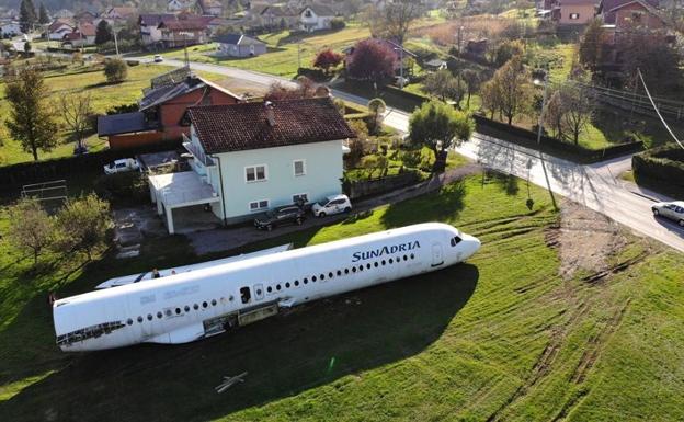 Mundo insólito | Planta un avión de 25 toneladas en su jardín para ...