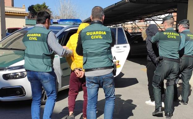 Un detenido y dos investigados acusados de tres robos en viviendas de Torreperogil | Ideal
