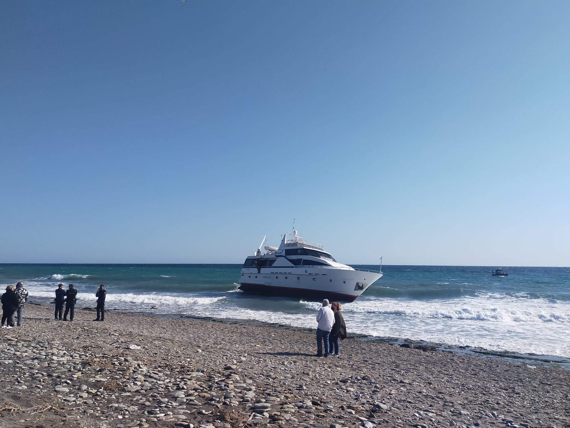 Fotos: Las imágenes del barco encallado en Carchuna | Ideal