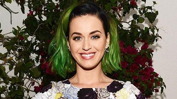 ¡Horror! Kate Perry se cae ahora sobre el público durante un concierto ...